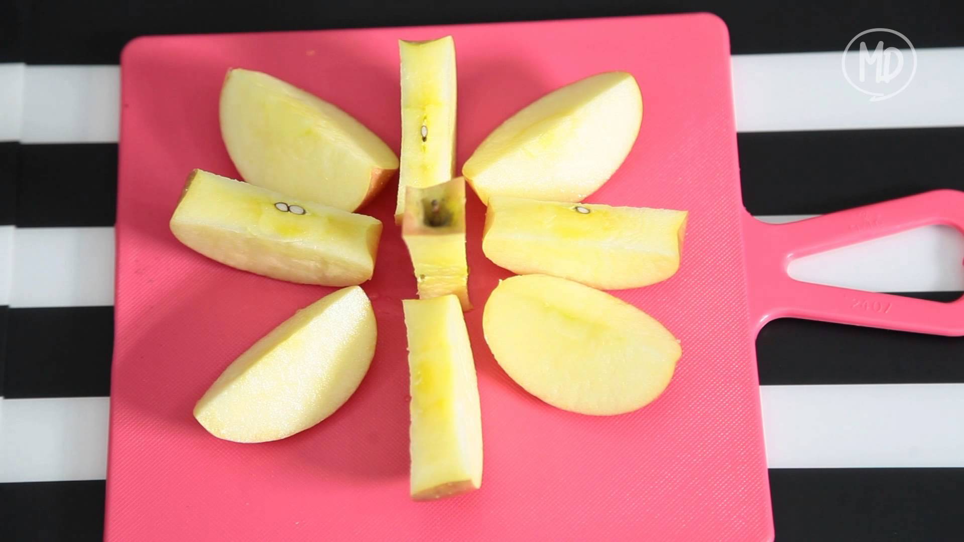 Mommies Daily - How to Cut an Apple - Mommies Daily